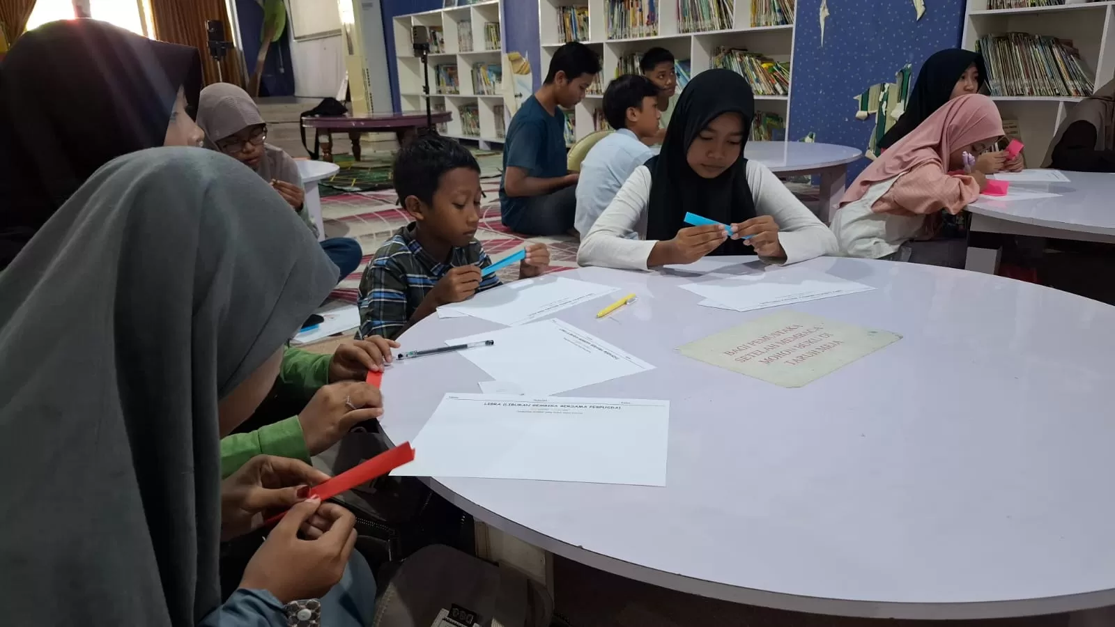 Sekolah Anti-Gadget: Mengembalikan Fokus pada Kreativitas - Seputaran ...